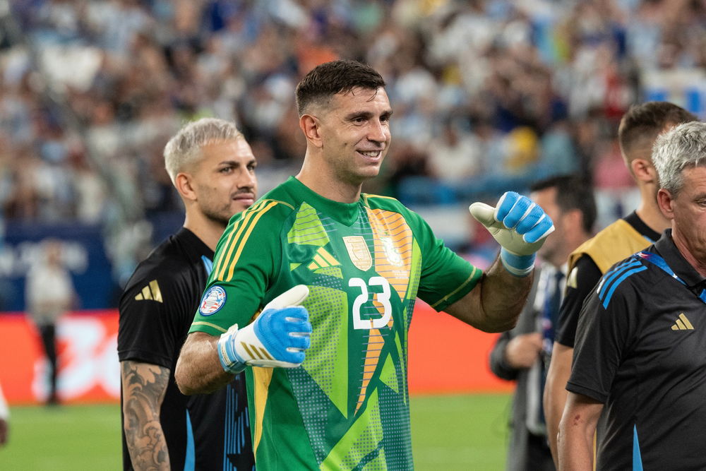 Emi Martinez source talks to Argentine newspaper - Injury info and ...